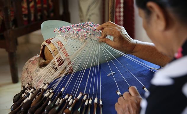 Traditional beeralu lace making | Experiences in Galle | SriLankaInStyle